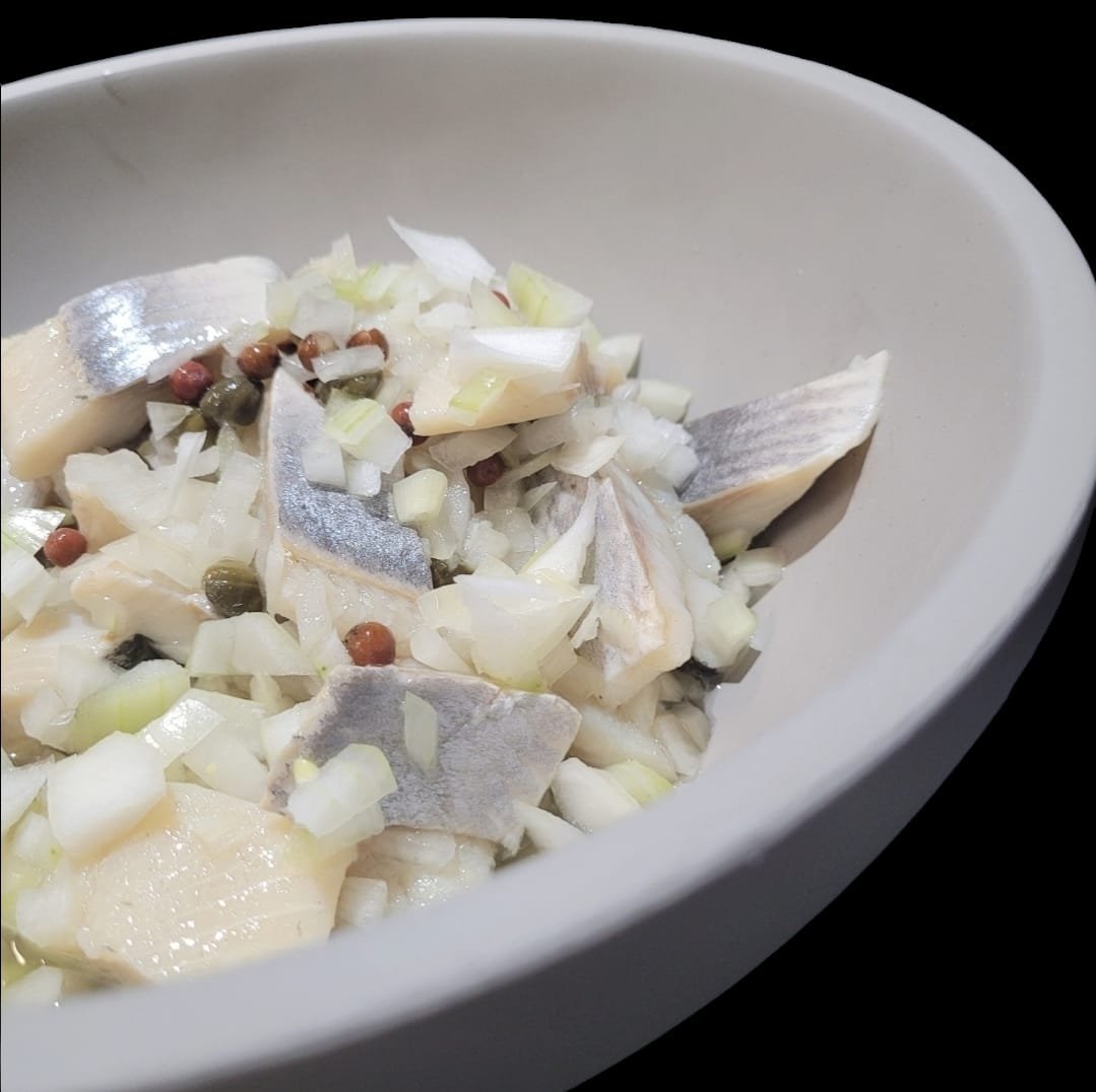 Śledź Matias w oleju z cebulą i kaparami 380 g – Dzika Ryba